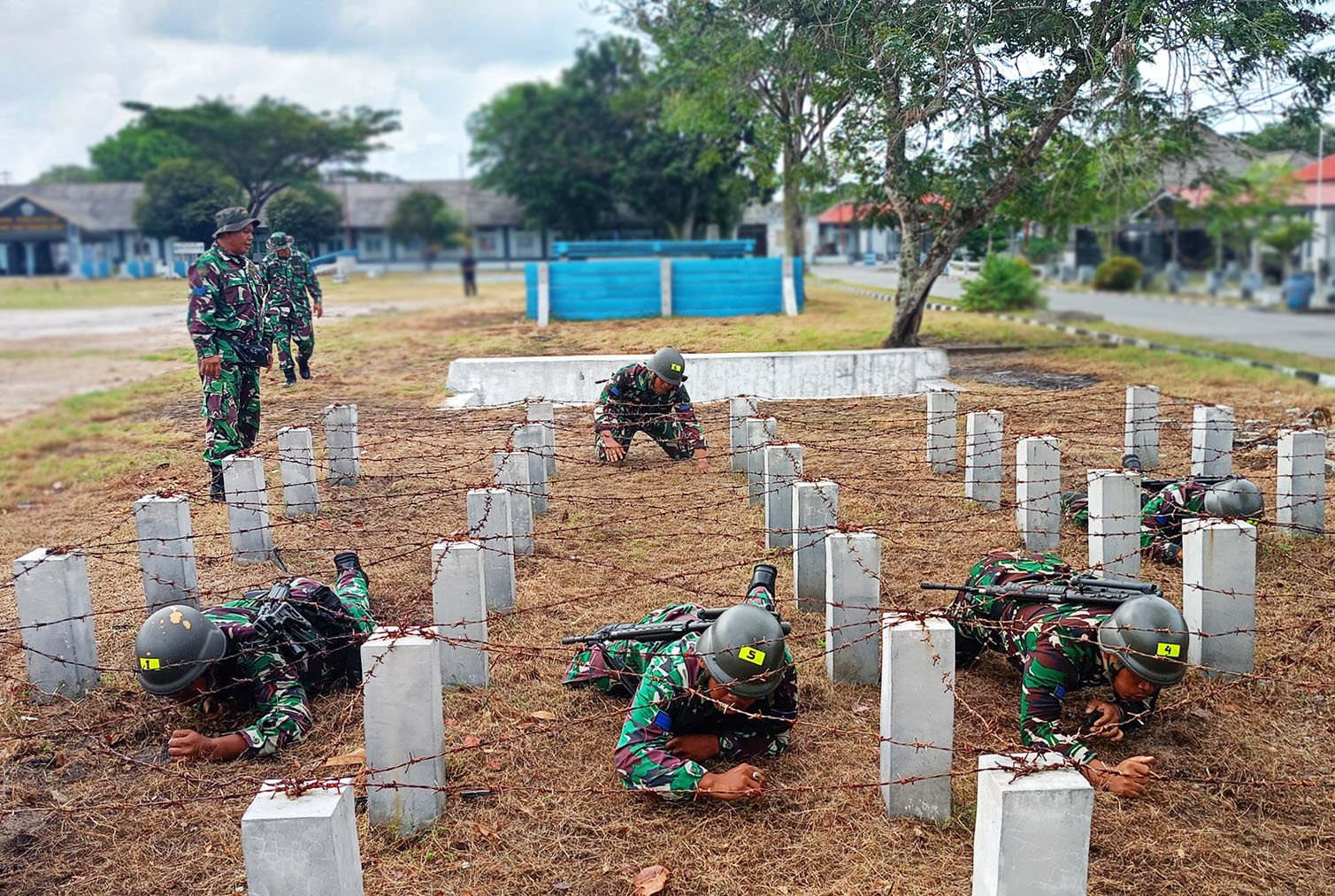 Latihan Halang Rintang: Uji Ketahanan Fisik dan Mental Prajurit Yonmarhanlan IV Batam - Ulasfakta.co